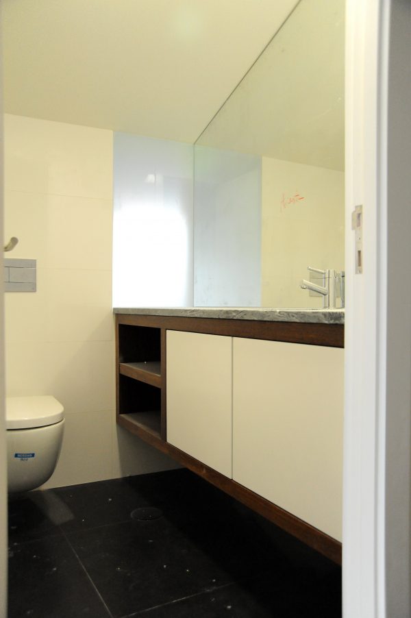 Movel Wc Sucupira E Lacado Branco – Carpintaria Pinto & Pintos